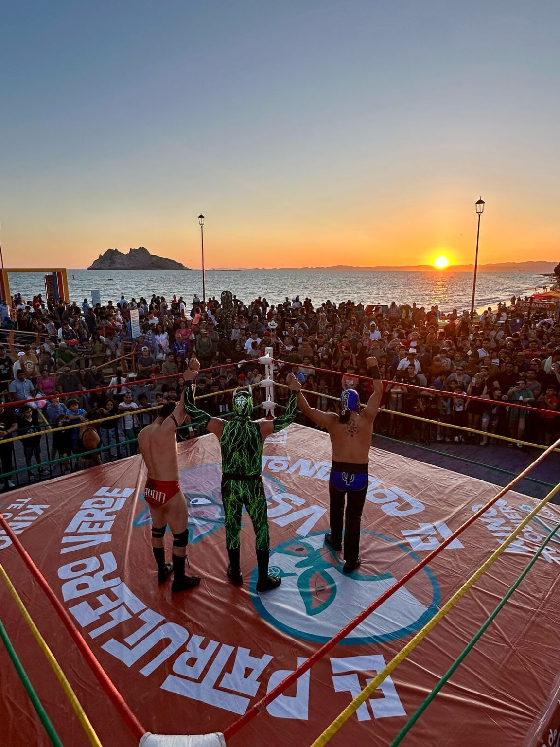 Se realiza con gran afluencia lucha libre del Cochinón vs el Patrullero ...