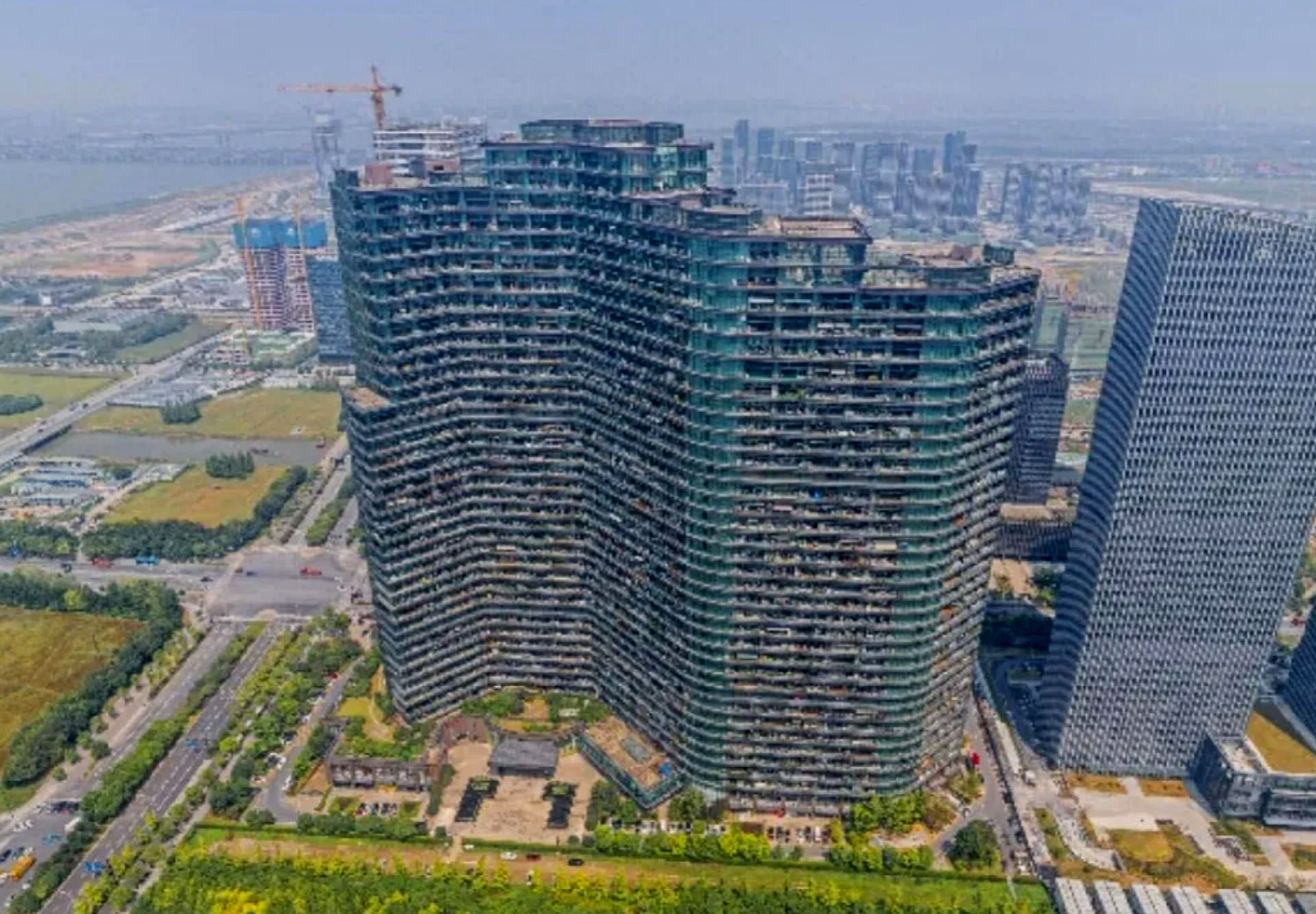 VIDEO: Este es el Regent International, megaedificio que alberga a más ...